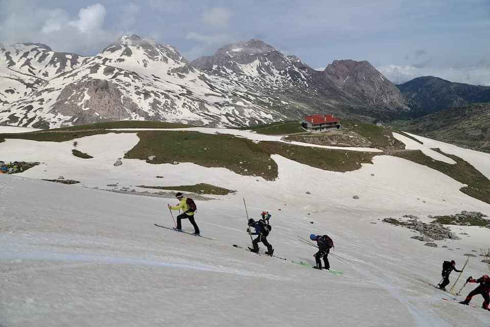 Στα Βαρδούσια πραγματοποιήθηκε η γιορτή χιονουρας την Πρωτομαγιά ...
